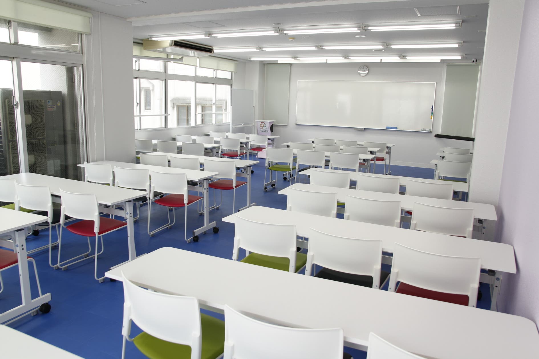 【旭橋駅徒歩3分】定員57＋α名！プロジェクター含む備品・高速Wi-Fi無料！泉崎401会議室の写真5