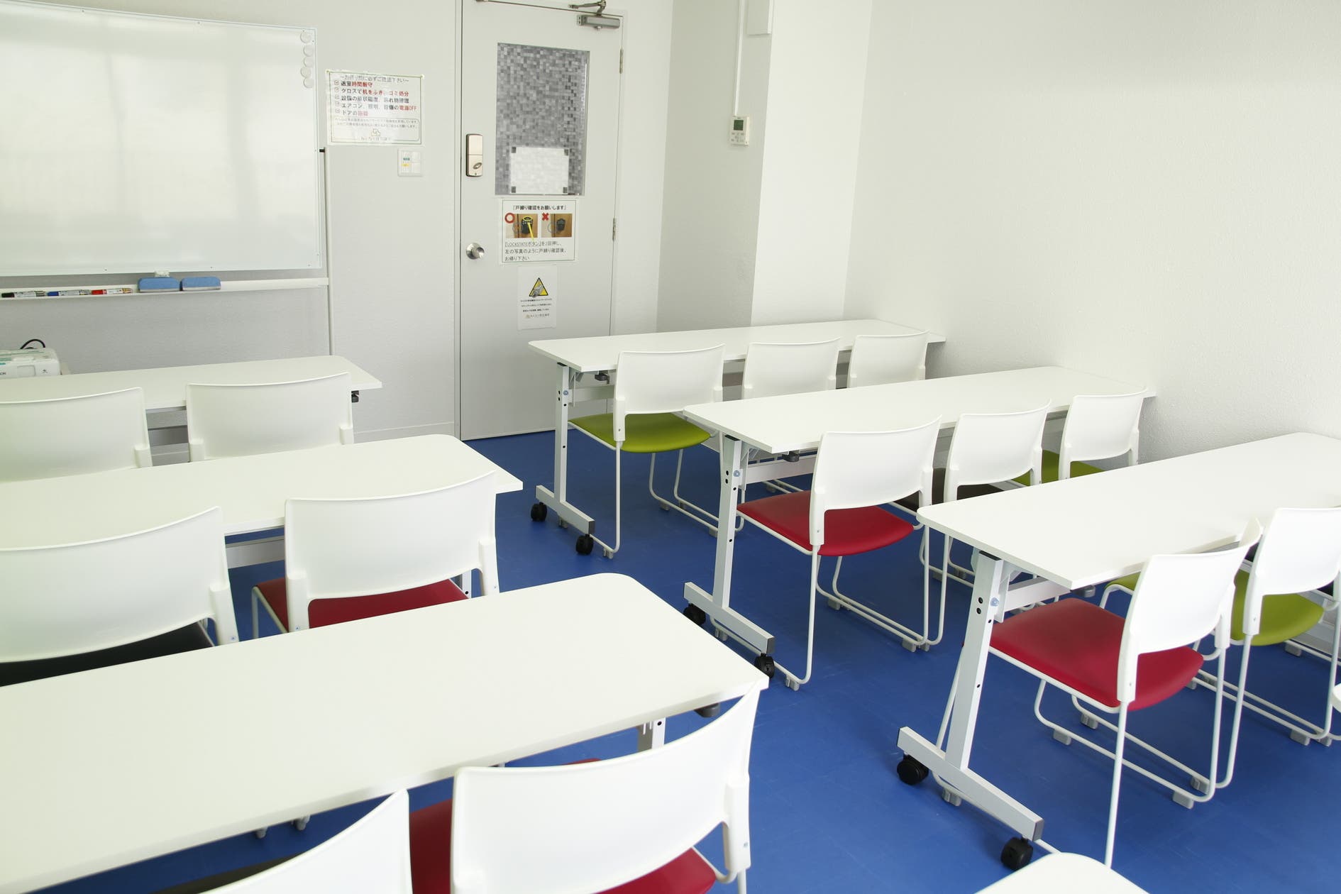 【旭橋駅徒歩3分】定員20+α名！プロジェクター含む備品・高速Wi-Fi無料！泉崎402会議室の写真4