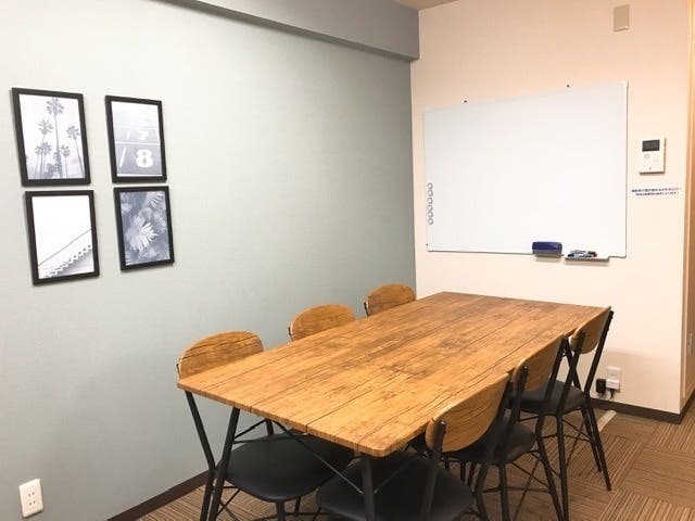 新宿駅D5出口すぐ🎄クリスマス🎄👞土足OK！会議・セミナー・撮影📺大型モニター・ソファー（Fire tv付）の写真5