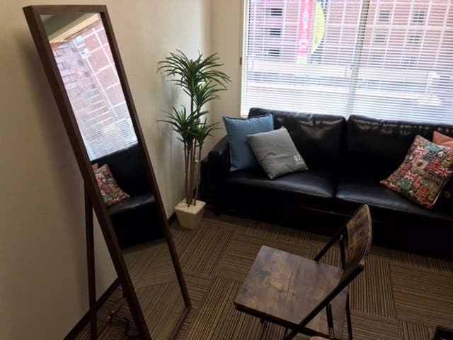 新宿駅D5出口すぐ🎄クリスマス🎄👞土足OK！会議・セミナー・撮影📺大型モニター・ソファー（Fire tv付）の写真8