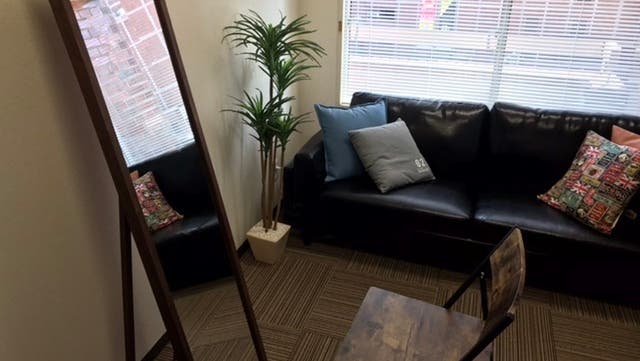 新宿駅D5出口すぐ🎄クリスマス🎄👞土足OK!会議・セミナー・撮影📺大型モニター・ソファー(Fire tv付)の写真8