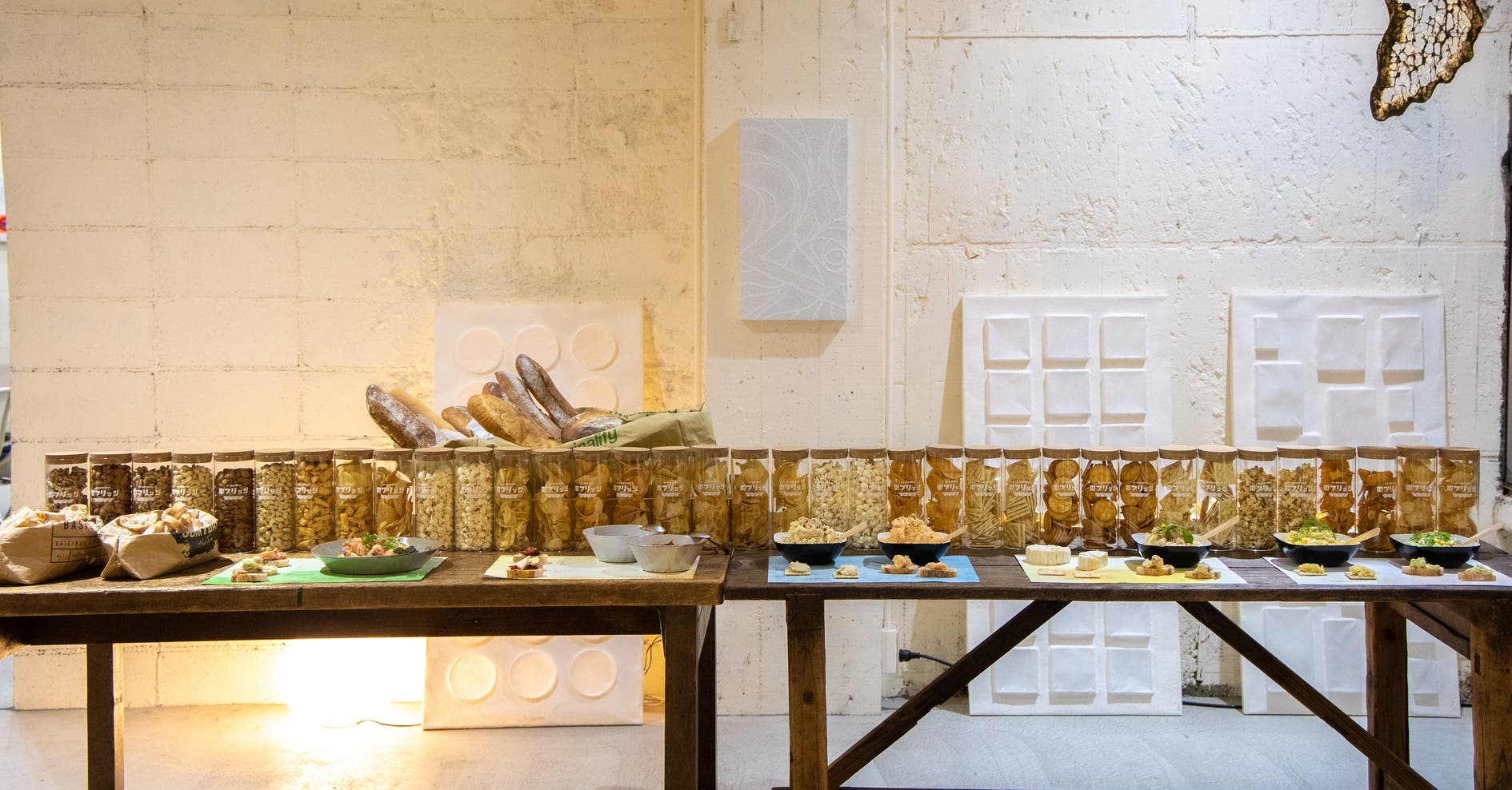 白を基調としたスタジオ〔自然光,天井高,ラフ白壁〕/スチール・動画・撮影会・セミナー・各種イベントの写真11