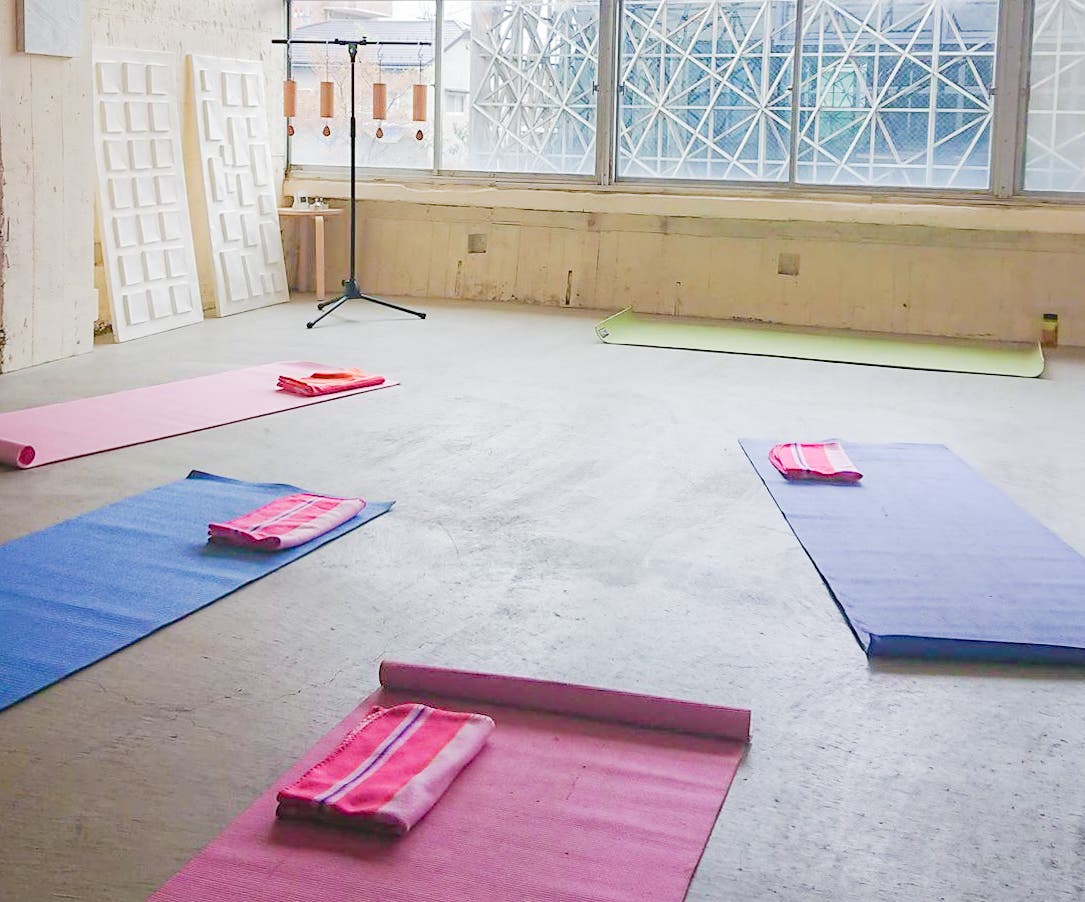 白を基調としたスタジオ〔自然光,天井高,ラフ白壁〕/スチール・動画・撮影会・セミナー・各種イベントの写真7