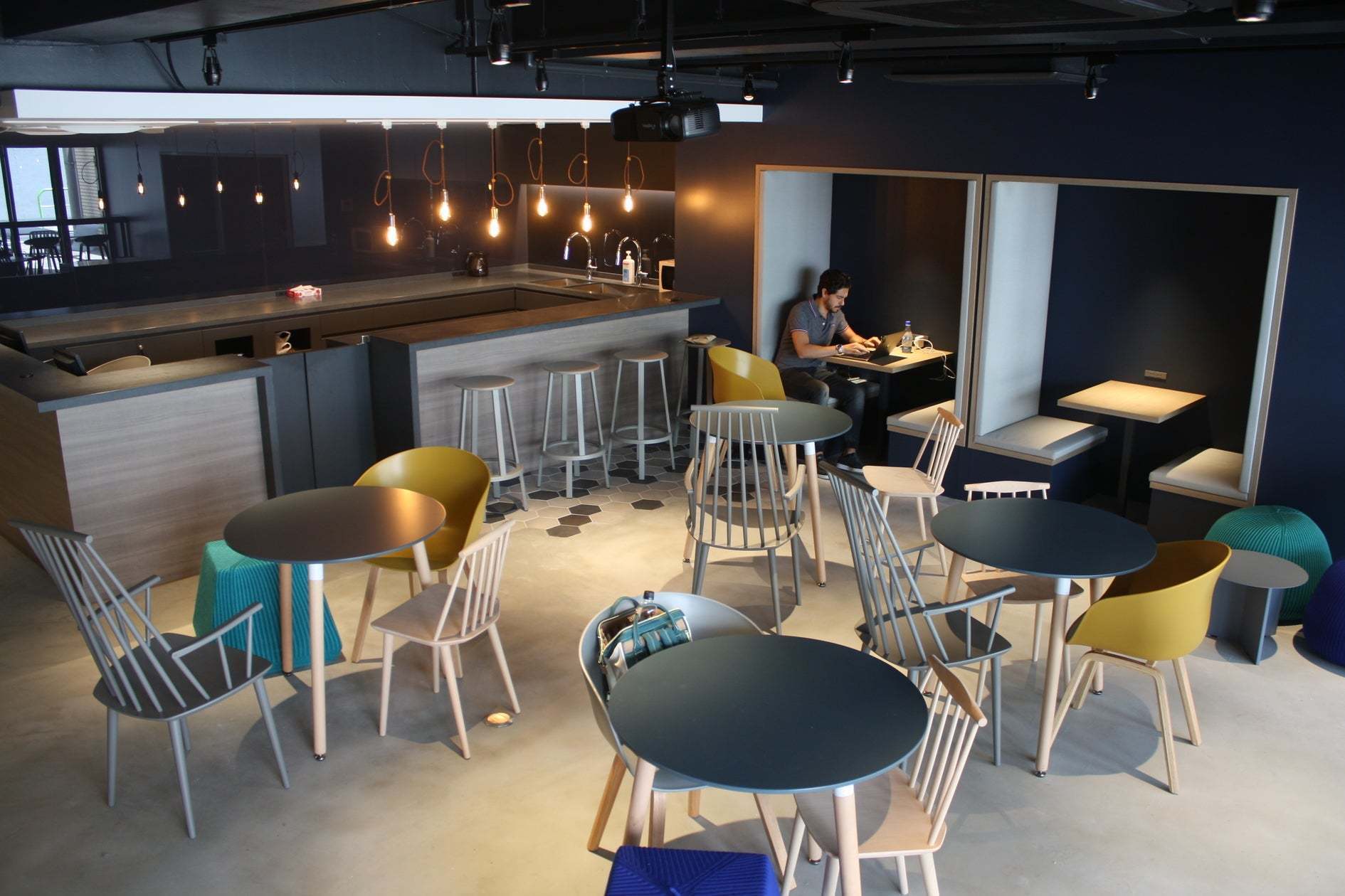 《六本木ヒルズ徒歩3分》◆1人用個室◆wi-fi・電源完備◆WEB会議・面接、1人作業にピッタリの写真3