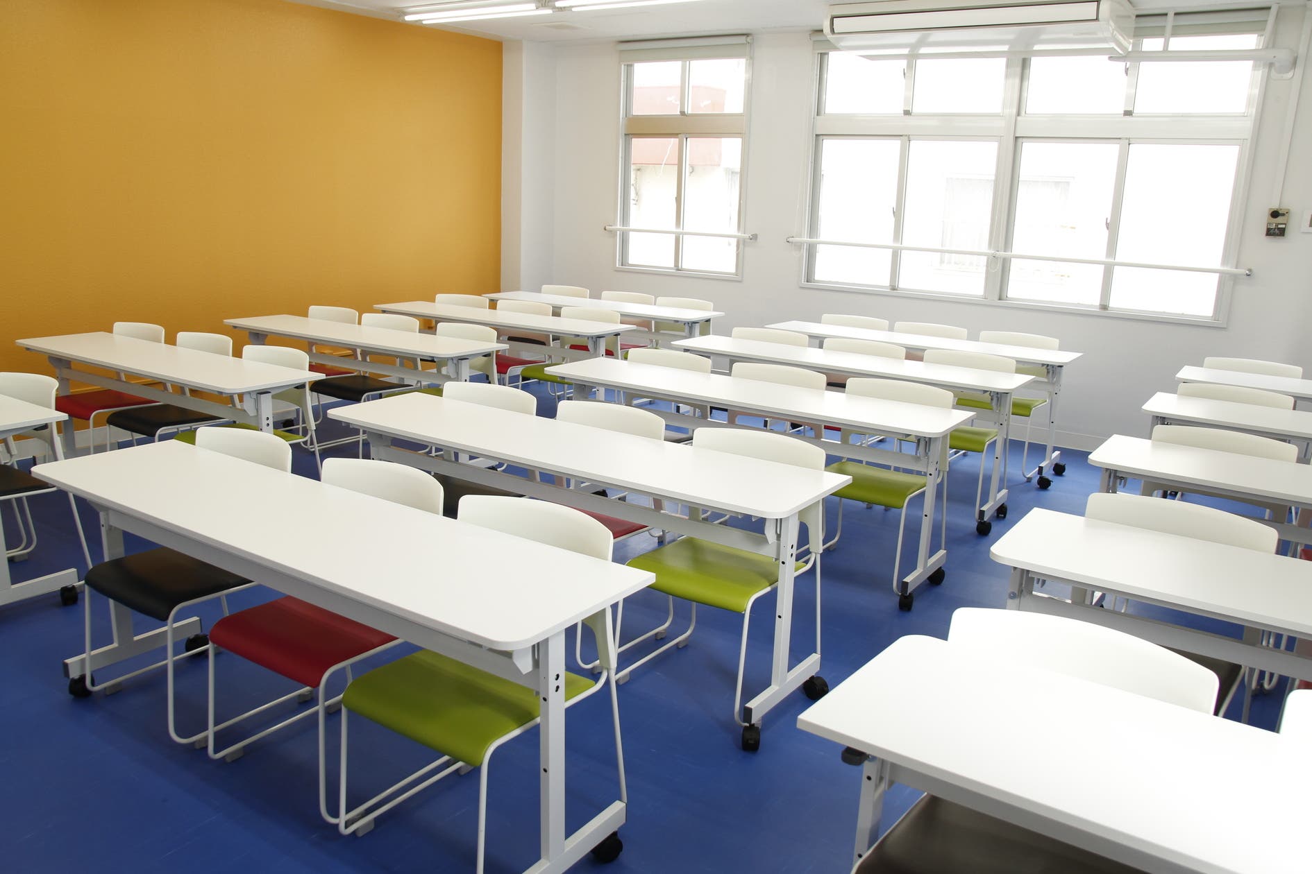 【旭橋駅徒歩3分】定員40+α名！プロジェクター含む備品・高速Wi-Fi無料！泉崎501会議室の写真4