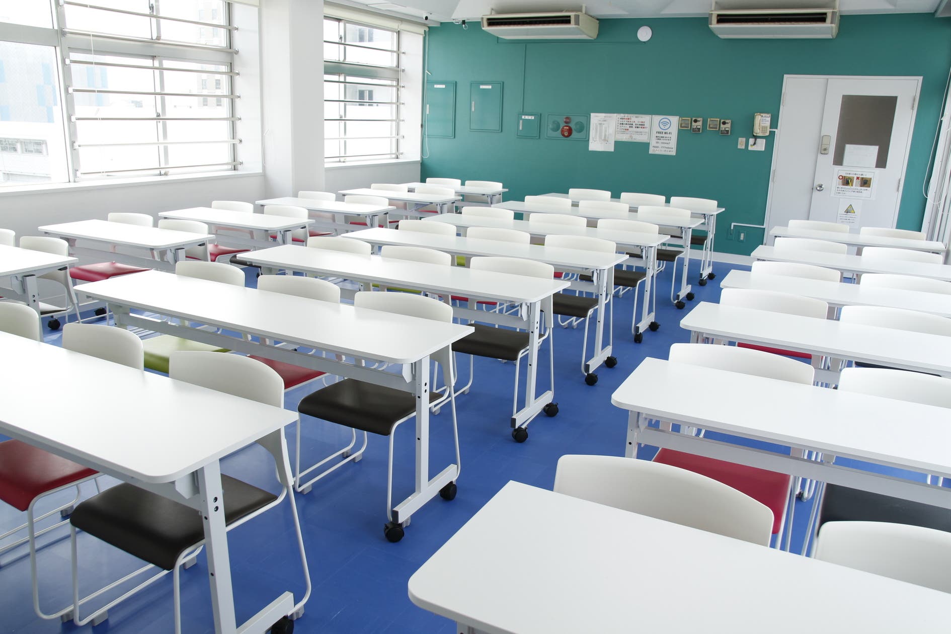 【旭橋駅徒歩3分】定員47+α名！プロジェクター含む備品・高速Wi-Fi無料！泉崎701会議室の写真10