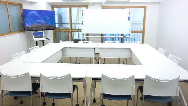 【新宿新南口改札1分】☆期間限定爆安キャンペーン開催中☆ひまわり会議室☆ゆったりとした会議室☆大型モニター土足OK!の写真1