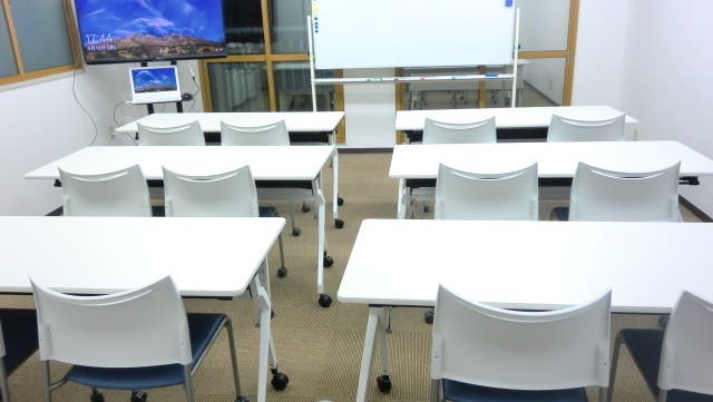 【新宿新南口改札1分】☆期間限定爆安キャンペーン開催中☆ひまわり会議室☆ゆったりとした会議室☆大型モニター土足OK!の写真3