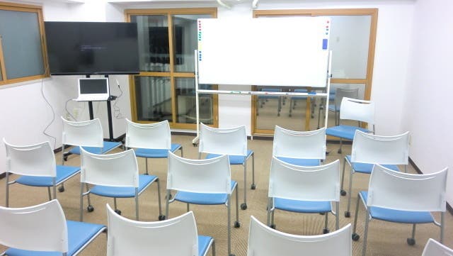 【新宿新南口改札1分】☆期間限定爆安キャンペーン開催中☆ひまわり会議室☆ゆったりとした会議室☆大型モニター土足OK!の写真4