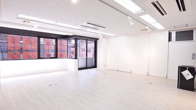 【2F-201】南向きの窓から自然光がたっぷり差し込む、日当たり良好の明るい撮影スタジオ。【大阪市中央区】の写真1