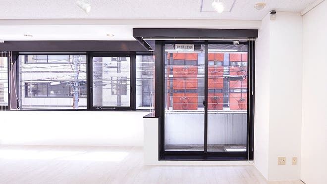 【2F-201】南向きの窓から自然光がたっぷり差し込む、日当たり良好の明るい撮影スタジオ。【大阪市中央区】の写真2