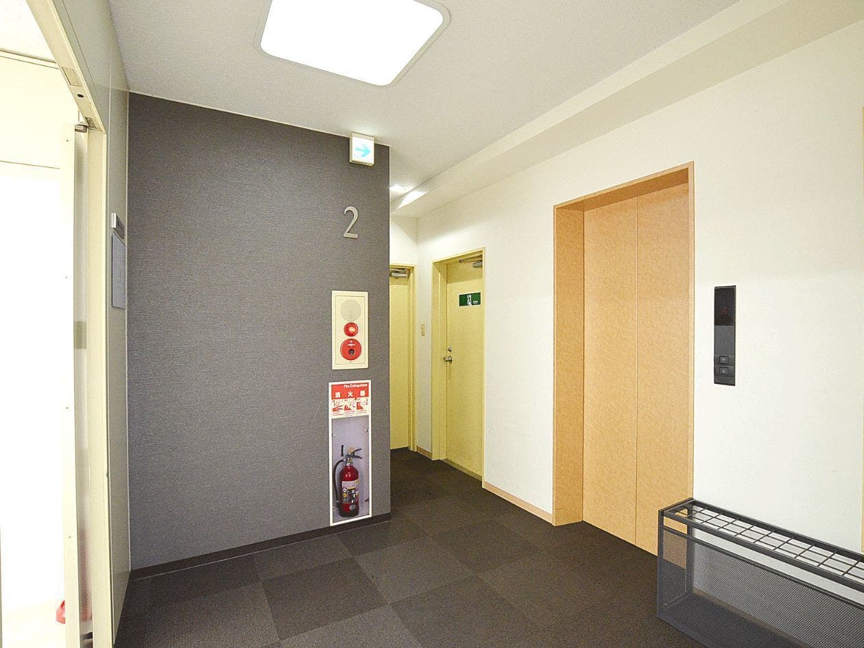 【2F-201】南向きの窓から自然光がたっぷり差し込む、日当たり良好の明るい撮影スタジオ。【大阪市中央区】の写真6