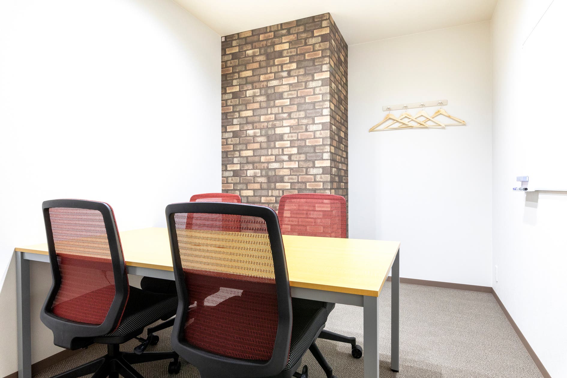 【東梅田駅徒歩3分】4名用会議室の写真1