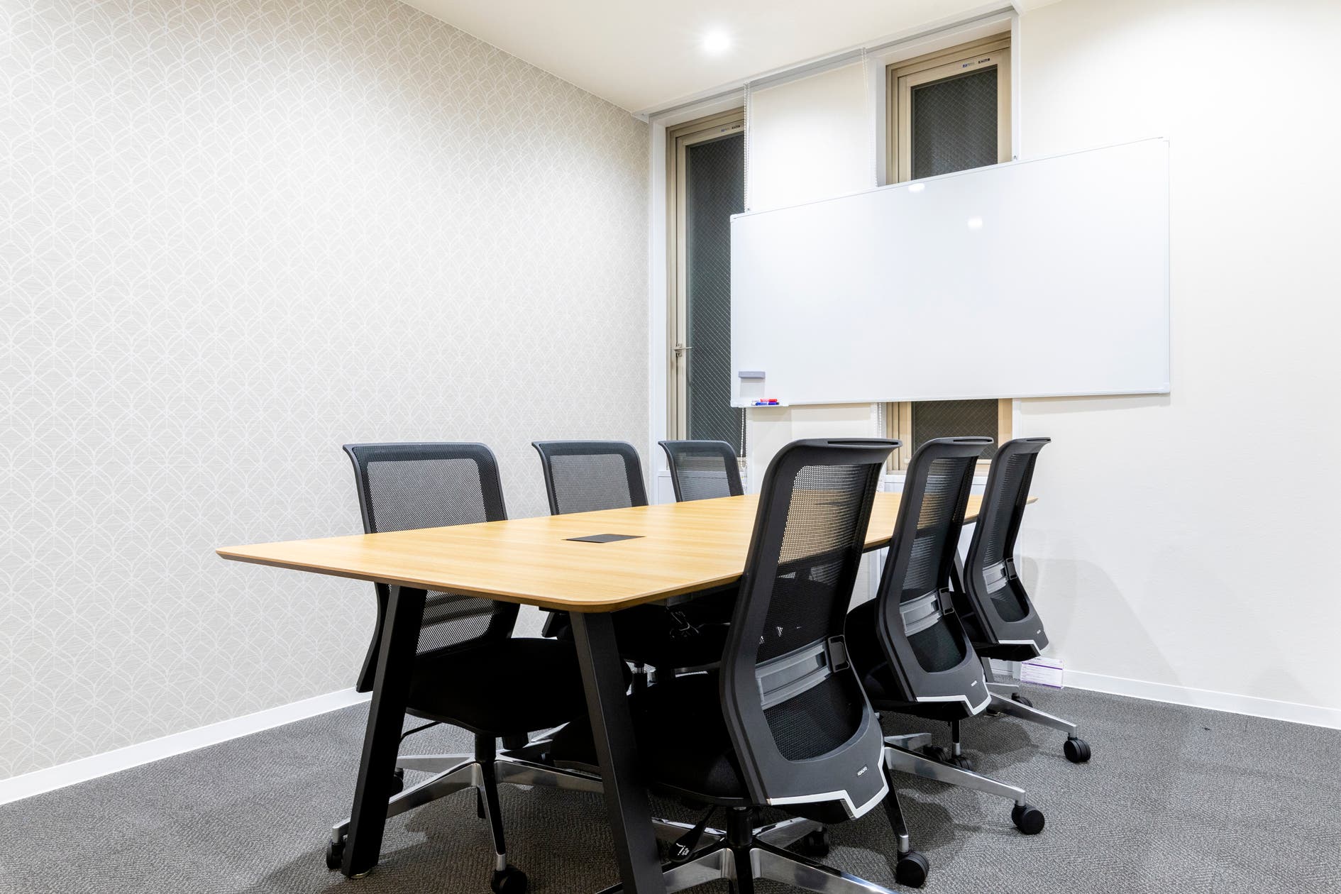 期間限定価格！【東梅田駅徒歩3分】モニター付き6名用会議室の写真1