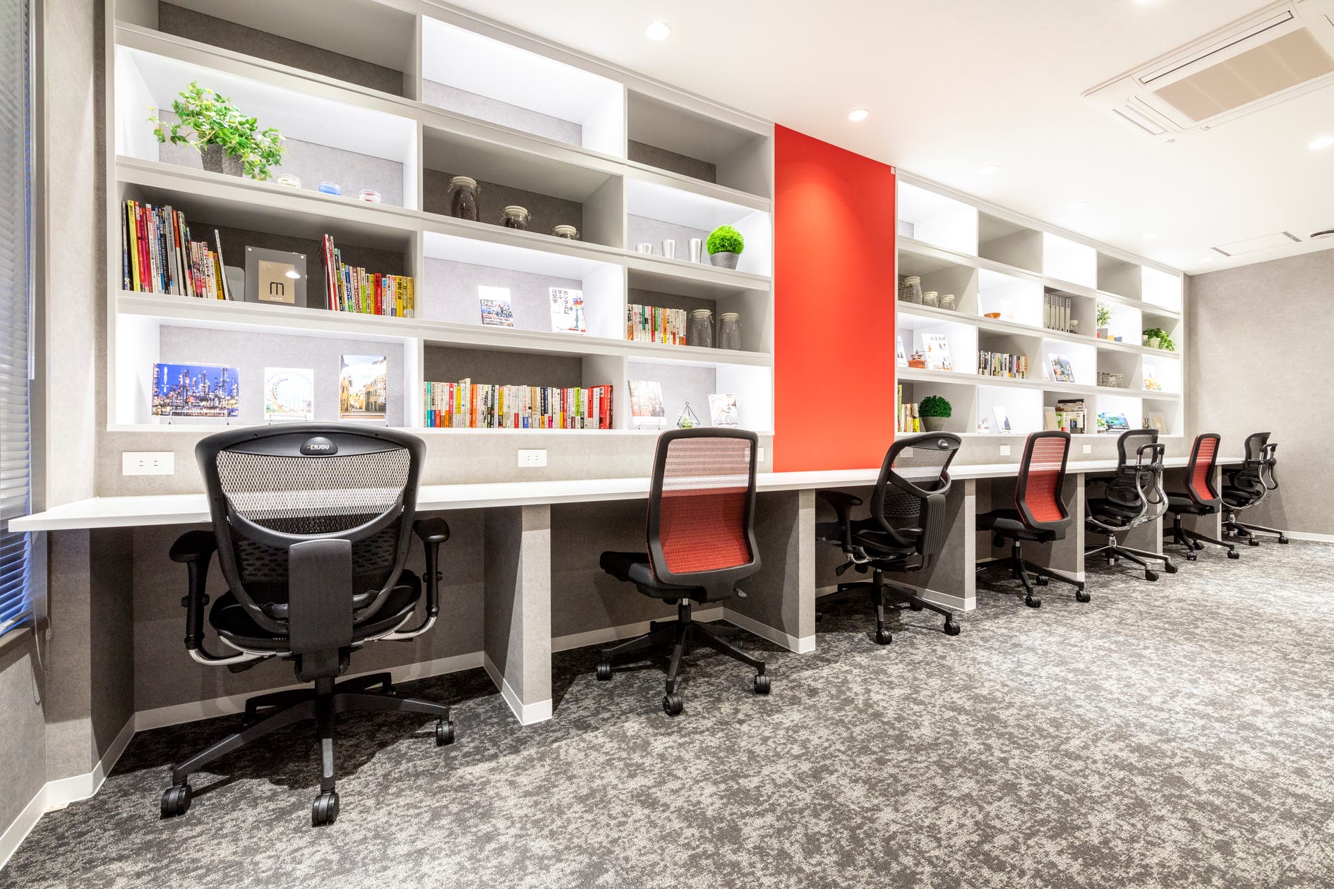 期間限定価格！【東梅田駅徒歩3分】モニター付き6名用会議室の写真3