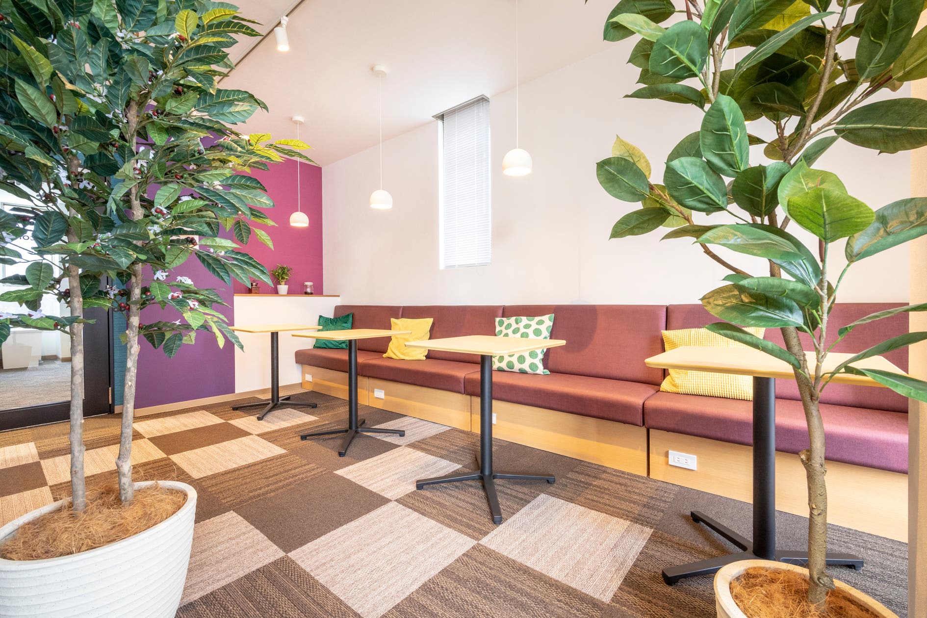 【東梅田駅徒歩3分】モニター付き8名用会議室の写真4