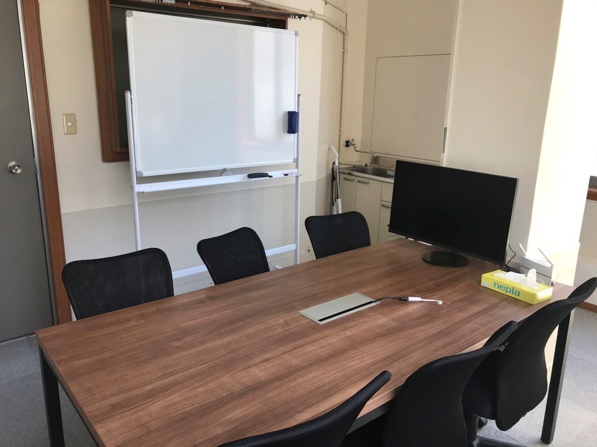 ６名用小会議室　星乃会議室＜島＞　（Wi-Fi/モニター/ホワイトボード/姿見）の写真1