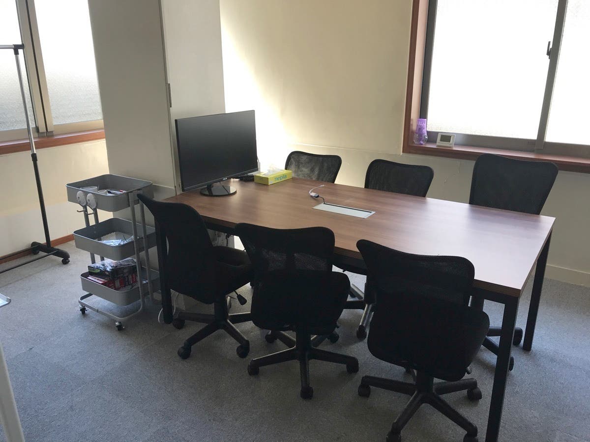 ６名用小会議室　星乃会議室＜島＞　（Wi-Fi/モニター/ホワイトボード/姿見）の写真3