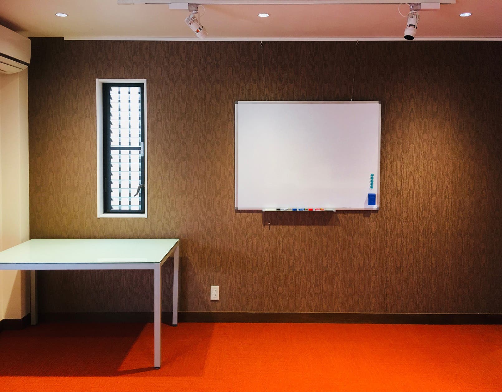 【多目的スペース】個人塾、セミナー、ギャラリースペース等に。西側窓には写真撮影にも対応した遮光カーテン付き！の写真8