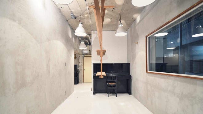 新宿駅より徒歩4分のビンテージ家具を使用したレンタルスペースの写真2