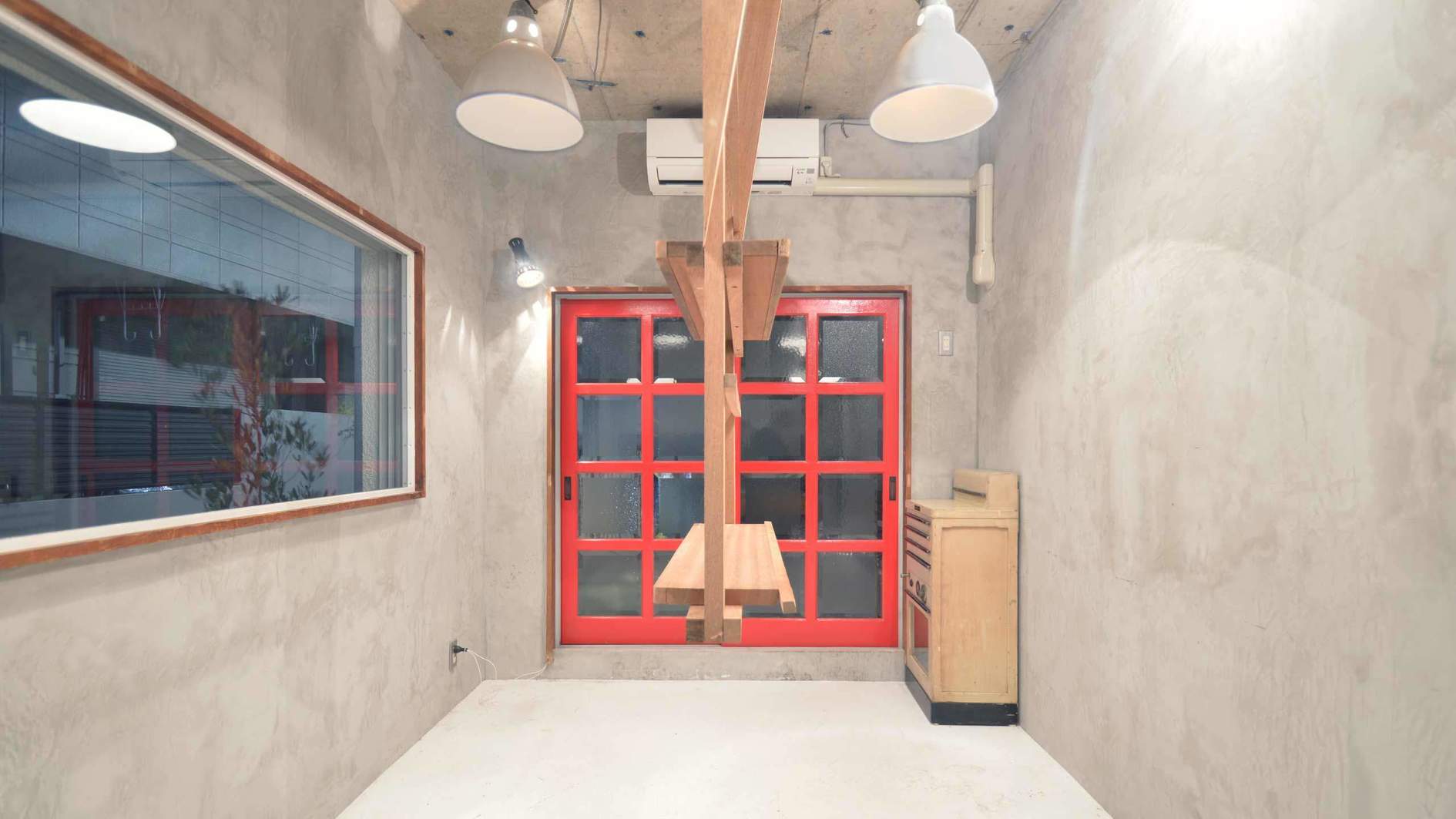 新宿駅より徒歩４分のビンテージ家具を使用したレンタルスペースの写真3