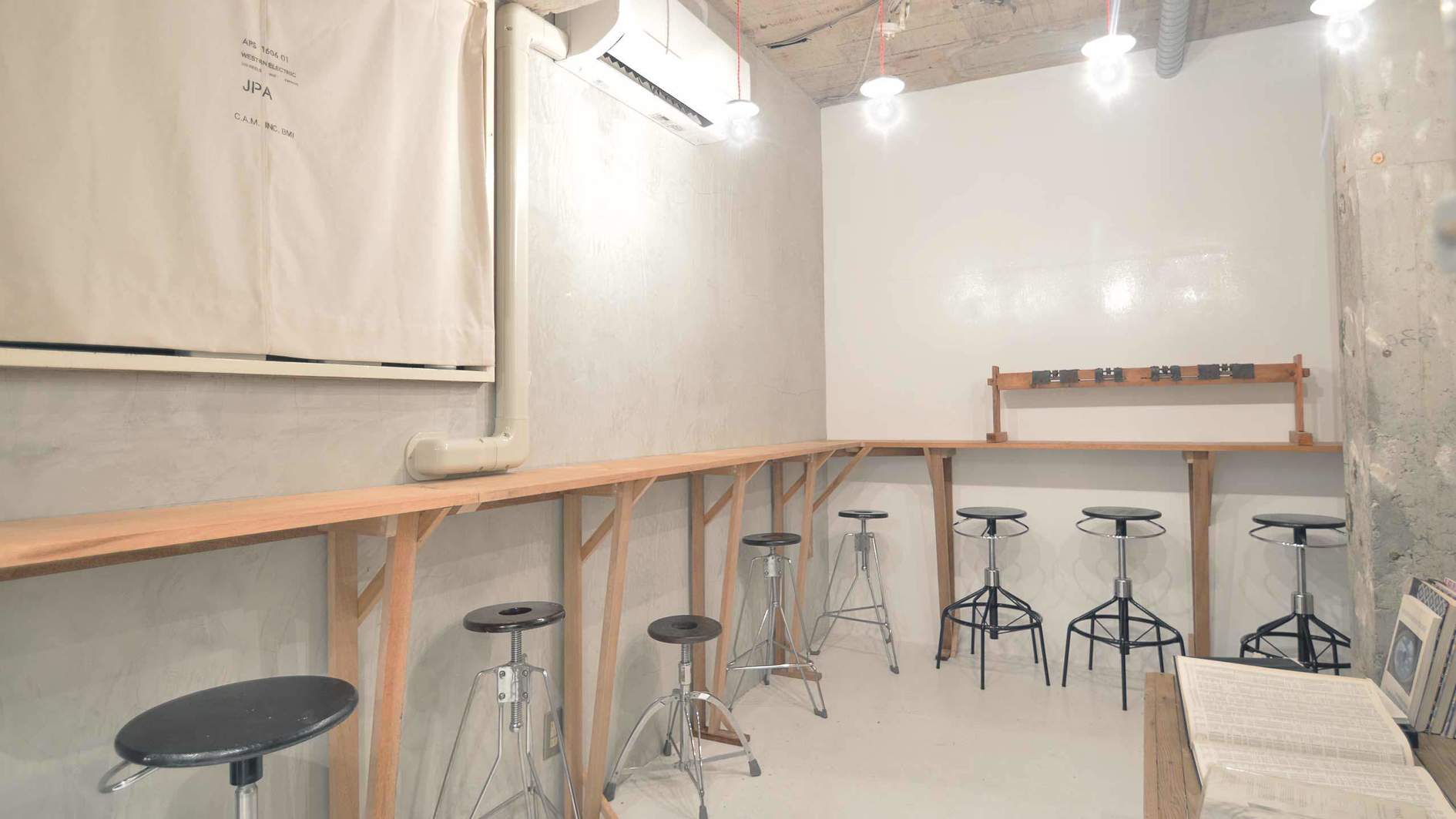 新宿駅より徒歩４分のビンテージ家具を使用したレンタルスペースの写真4