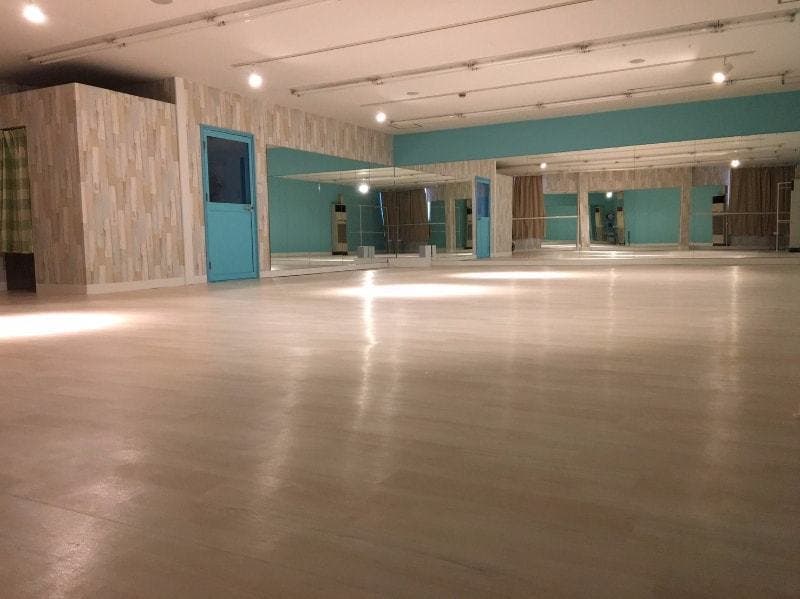 【名古屋駅1km圏内】広々明るい清楚感のある空基調のスタジオスペース！音響・空調・更衣室完備！鏡も三面に設置（名古屋市中村区）の写真5