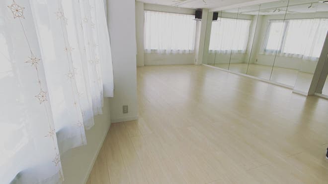 草加駅東口より徒歩1分!24時間・365日営業。ダンスが出来るレンタルスタジオPiattoです。草加駅のホームから見えます!の写真1