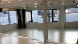 草加駅東口より徒歩1分!24時間・365日営業。ダンスが出来るレンタルスタジオPiattoです。草加駅のホームから見えます!の写真2