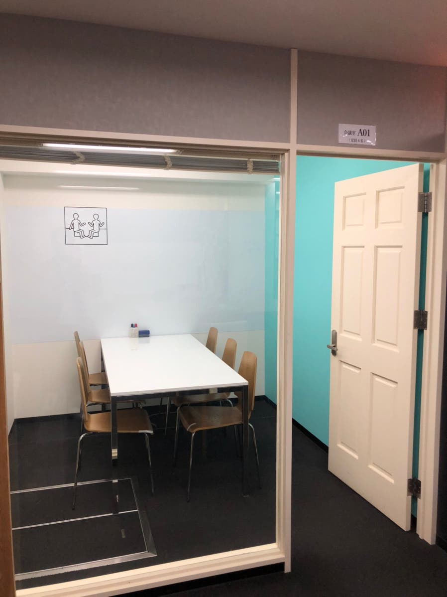 【テレワークOK】博多駅より徒歩2分！コンパクトな貸し会議室◆＜1〜4名用＞WEB会議、面接、打ち合わせ、商談にも最適の写真1