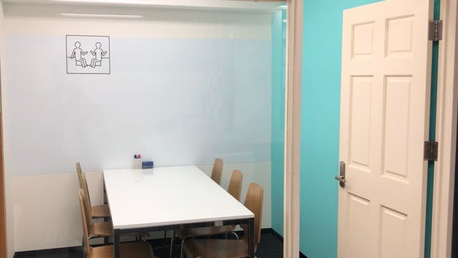 【テレワークOK】博多駅より徒歩2分!コンパクトな貸し会議室◆<1〜4名用>WEB会議、面接、打ち合わせ、商談にも最適の写真1