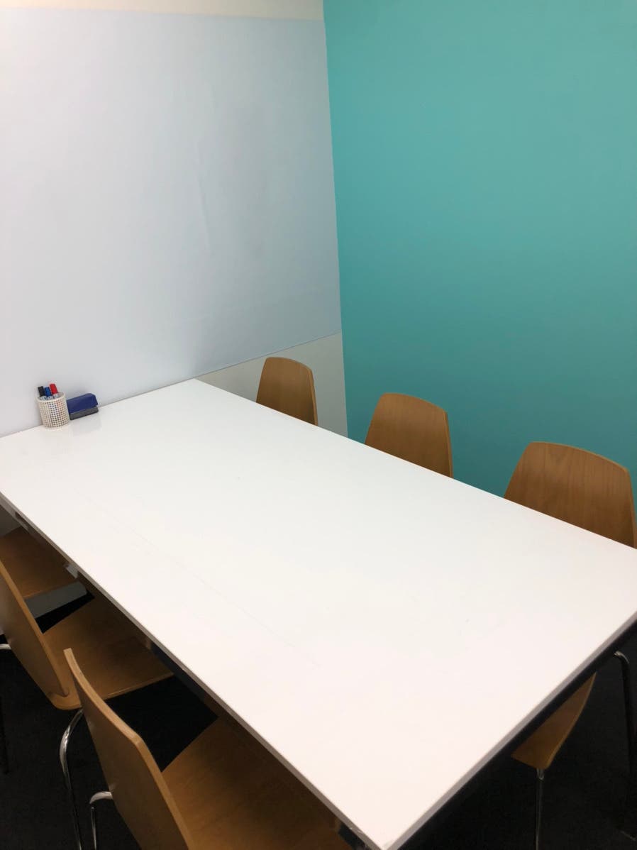 【テレワークOK】博多駅より徒歩2分！コンパクトな貸し会議室◆＜1〜4名用＞WEB会議、面接、打ち合わせ、商談にも最適の写真3