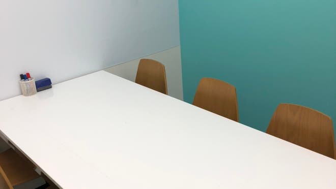 【テレワークOK】博多駅より徒歩2分!コンパクトな貸し会議室◆<1〜4名用>WEB会議、面接、打ち合わせ、商談にも最適の写真3