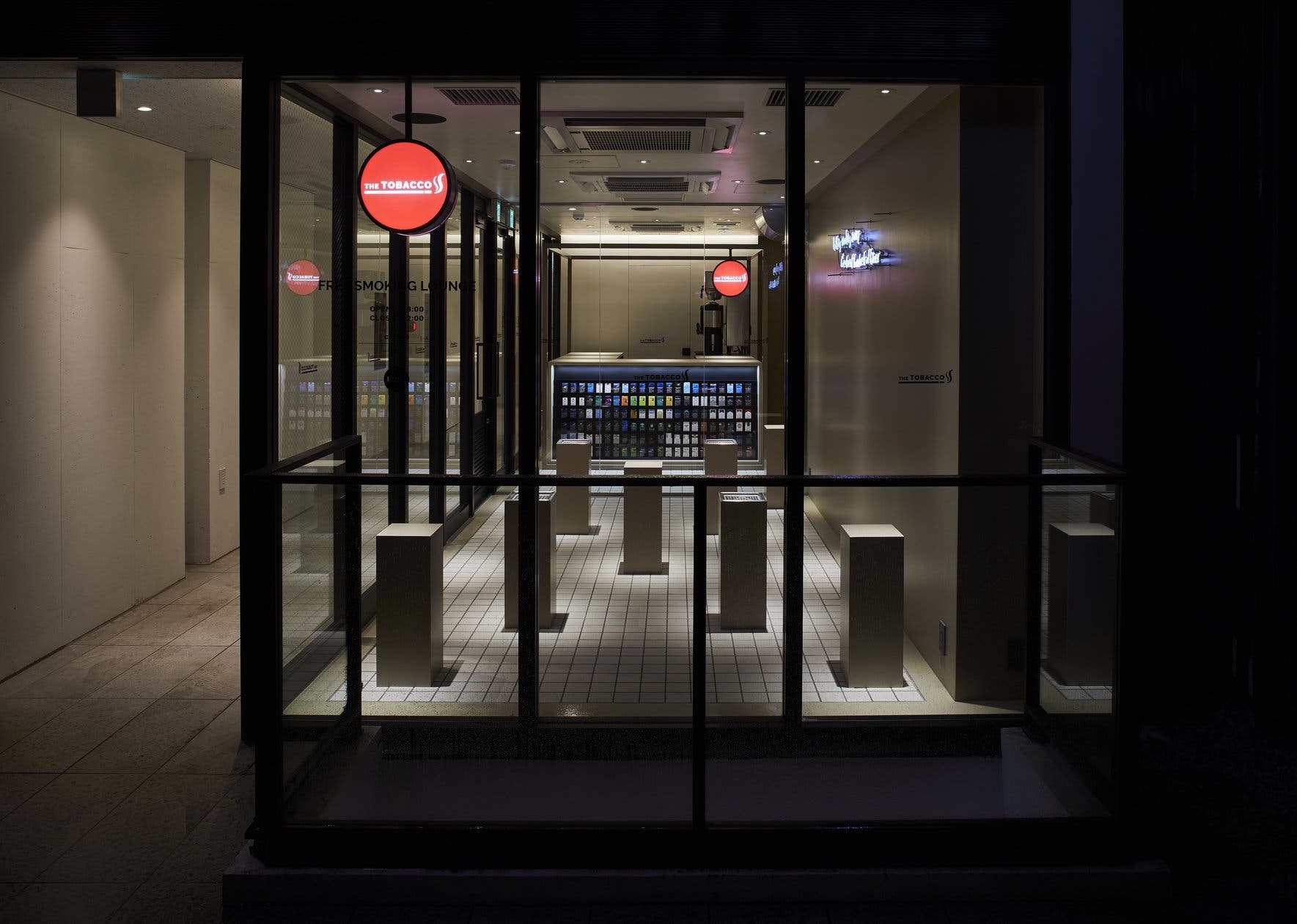 THE TOBACCO AKASAKAの写真1