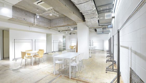 【B102】南船場のランドマークビルにある、心斎橋駅、本町駅すぐのレンタルスペース。【大阪市中央区】の写真1