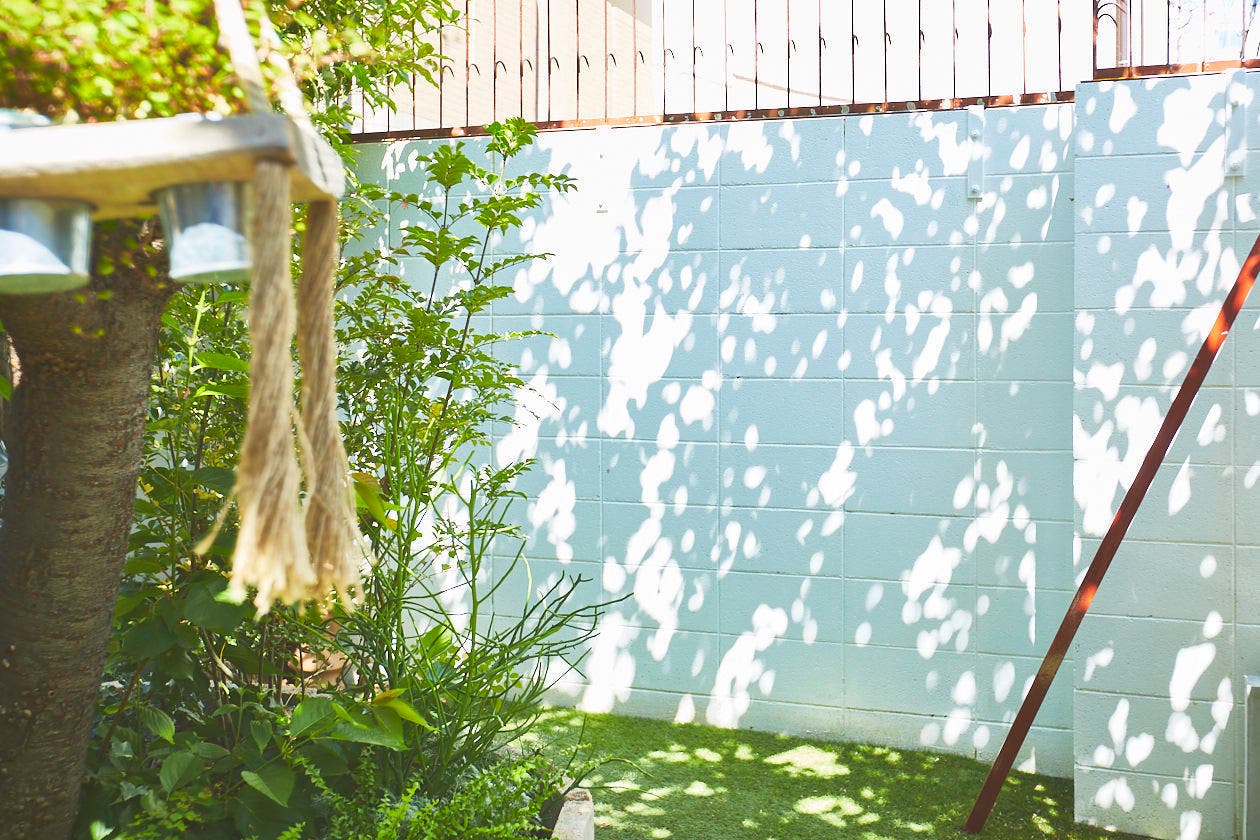 大阪市内では数少ない緑豊かな庭付きの自然光スタジオです。メイクルームも完備！の写真9