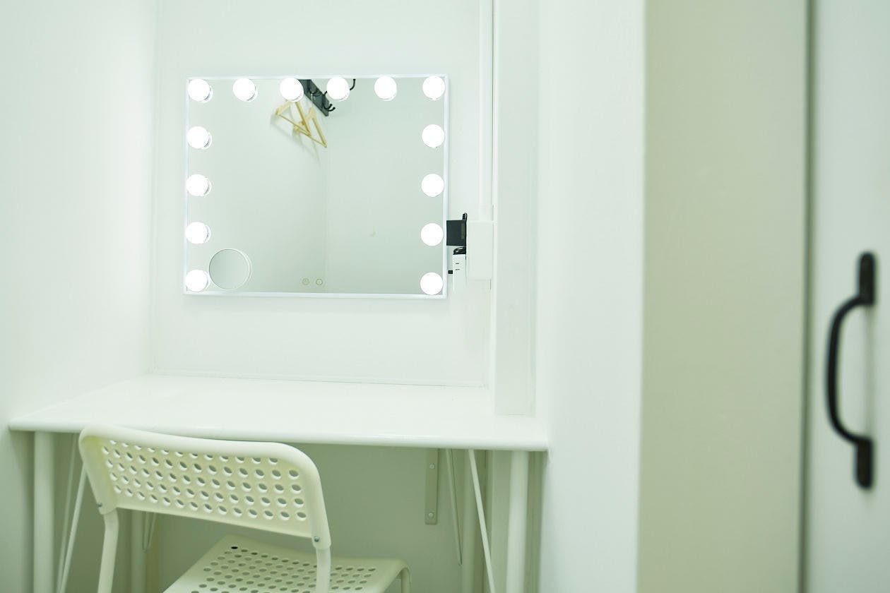 大阪市内では数少ない緑豊かな庭付きの自然光スタジオです。メイクルームも完備！の写真16