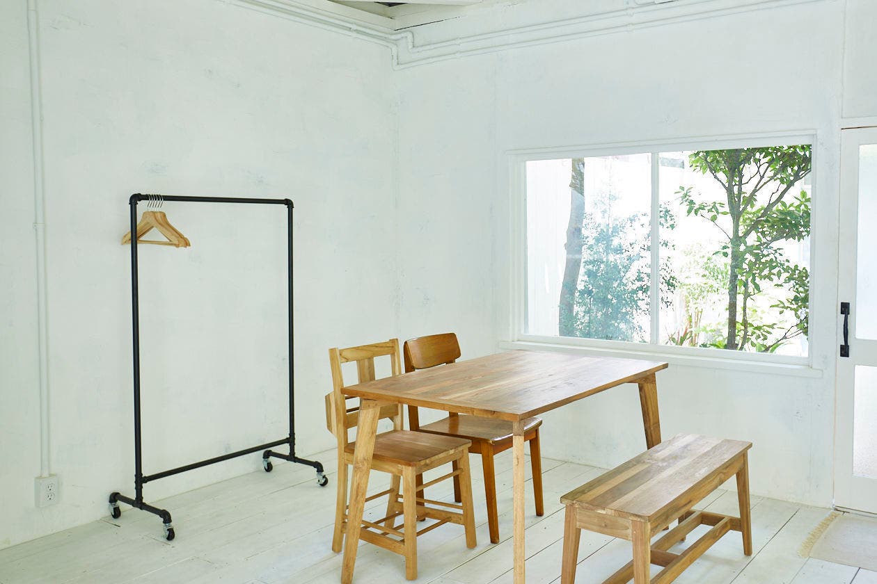 大阪市内では数少ない緑豊かな庭付きの自然光スタジオです。メイクルームも完備！の写真4