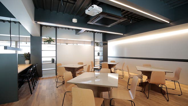 5~20名規模会議・打合せ利用、撮影などに最適。壁一面にホワイトボード配置。開放的な川の眺望。の写真1