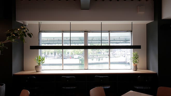 5~20名規模会議・打合せ利用、撮影などに最適。壁一面にホワイトボード配置。開放的な川の眺望。の写真3