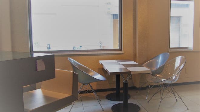 駅近くのカウンターバーのあるオシャレなスペース。大人数のパーティーからお教室や会議などに。の写真2