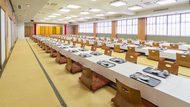 【鶴の間】 約150畳の舞台付き和宴会場 イス・テーブル席もOKの写真2