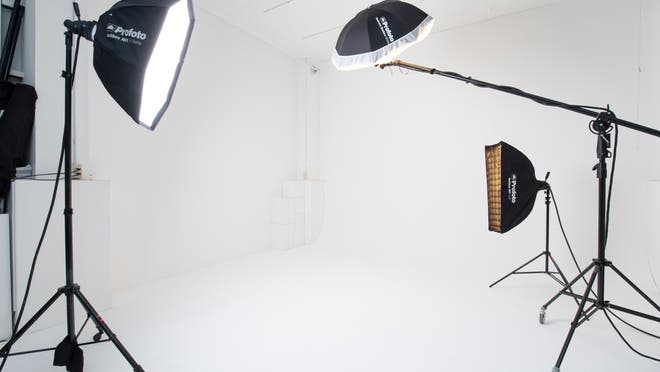 池袋エリアの広々白ホリスタジオ 天井高く、背景紙や無料機材も豊富!の写真3