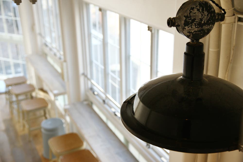 【 広尾 】ファッション誌等の撮影スポット、街の角地に佇む白の外観が印象的な複合型ショップ「CANVAS TOKYO」の写真5