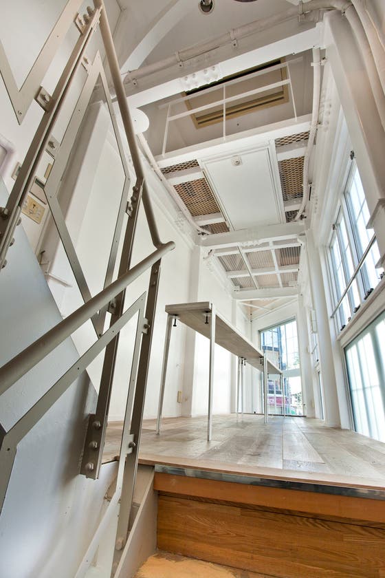 【 広尾 】ファッション誌等の撮影スポット、街の角地に佇む白の外観が印象的な複合型ショップ「CANVAS TOKYO」の写真6