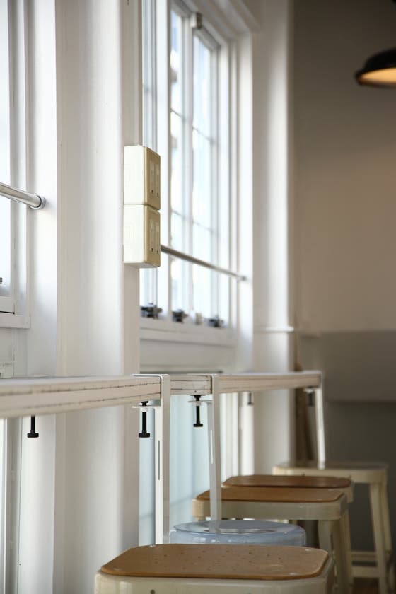 【 広尾 】ファッション誌等の撮影スポット、街の角地に佇む白の外観が印象的な複合型ショップ「CANVAS TOKYO」の写真7