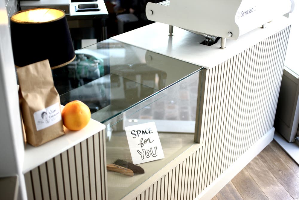 【 広尾 】ファッション誌等の撮影スポット、街の角地に佇む白の外観が印象的な複合型ショップ「CANVAS TOKYO」の写真11