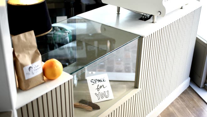 【 広尾 】ファッション誌等の撮影スポット、街の角地に佇む白の外観が印象的な複合型ショップ「CANVAS TOKYO」の写真11