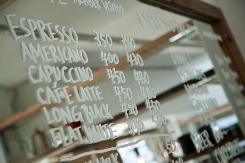 【 広尾 】ファッション誌等の撮影スポット、街の角地に佇む白の外観が印象的な複合型ショップ「CANVAS TOKYO」の写真13