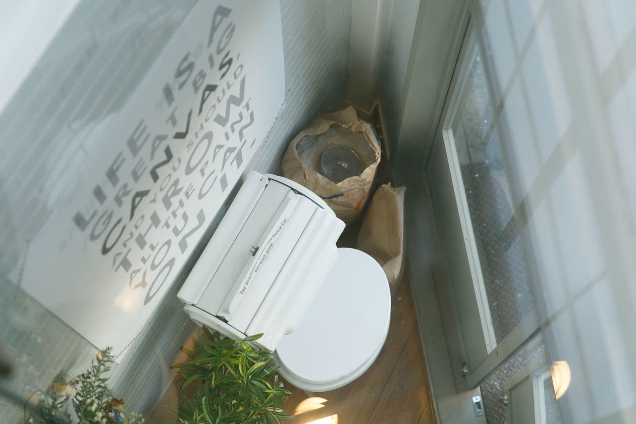 【 広尾 】ファッション誌等の撮影スポット、街の角地に佇む白の外観が印象的な複合型ショップ「CANVAS TOKYO」の写真15